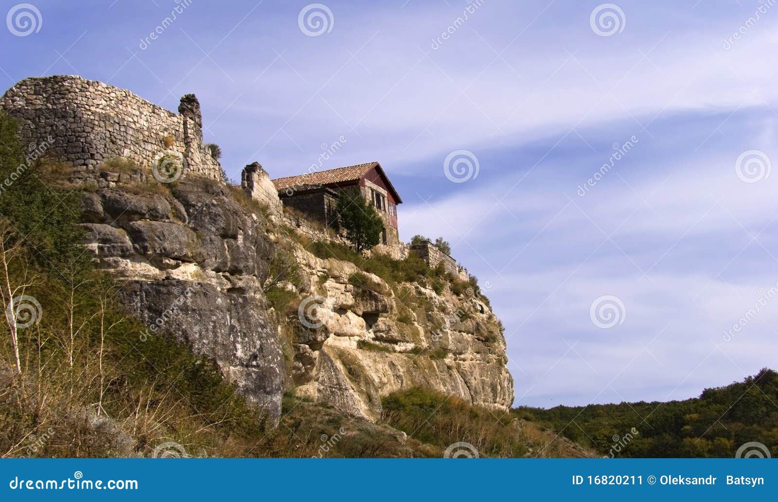 Casa em uma rocha imagem de stock. Imagem de paisagem - 16820211
