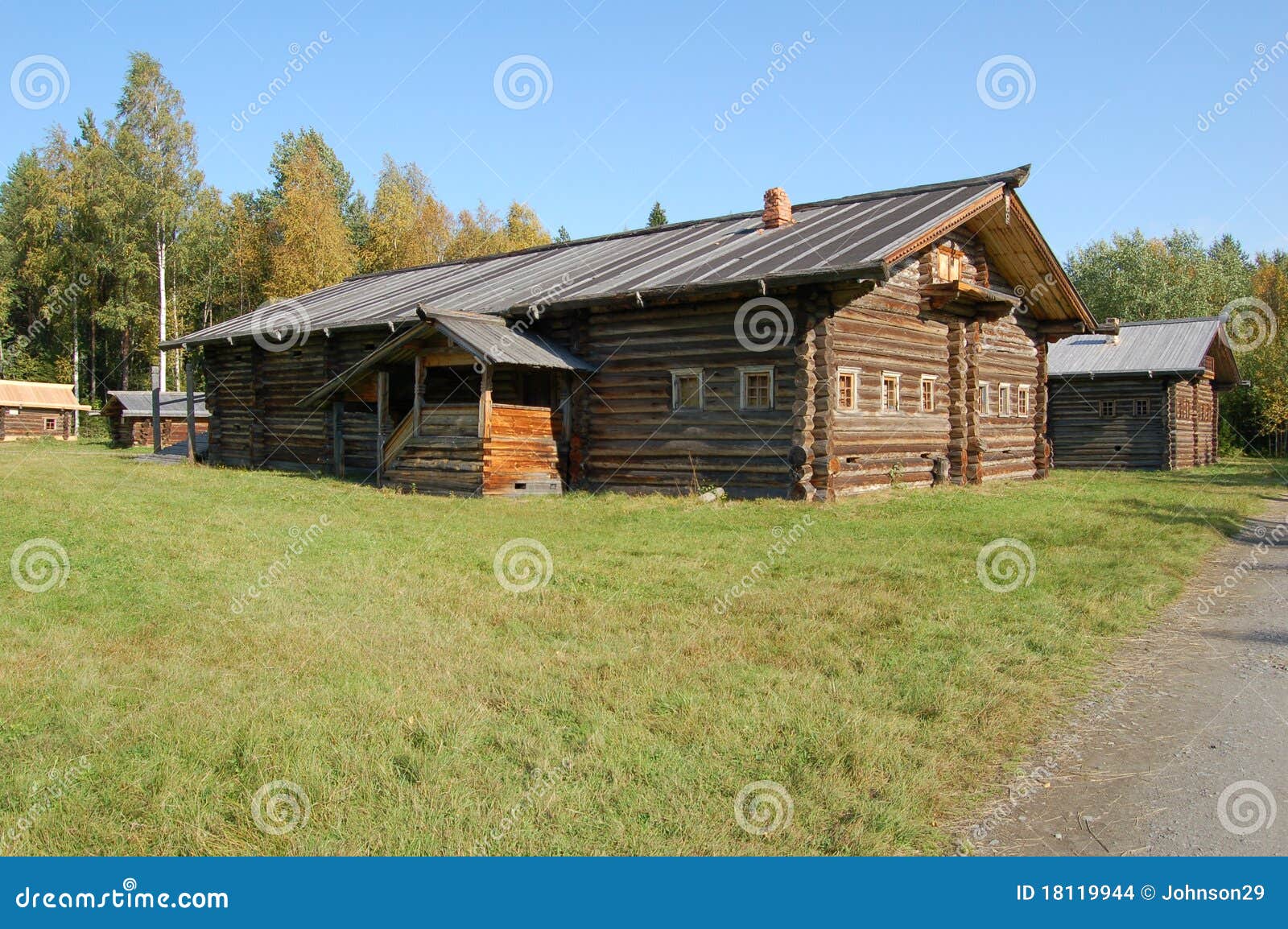Casa en aldea foto de archivo. Imagen de outdoors, sombra - 18119944
