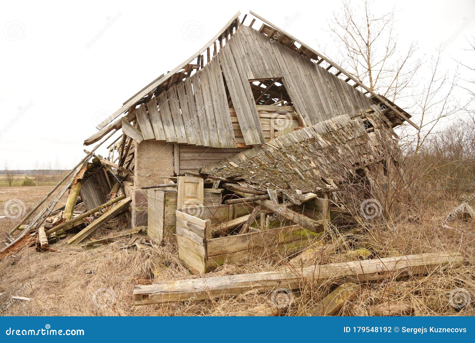 Casa en caída abandonada foto de archivo. Imagen de frecuentado - 179548192