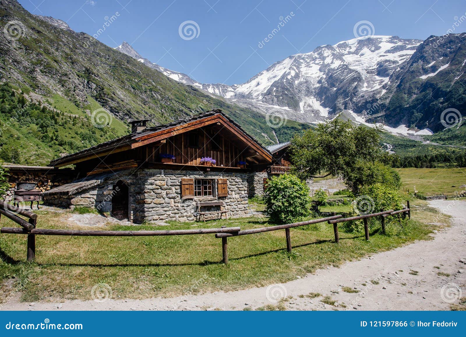 Casa en el Alpes foto de archivo. Imagen de francés - 121597866