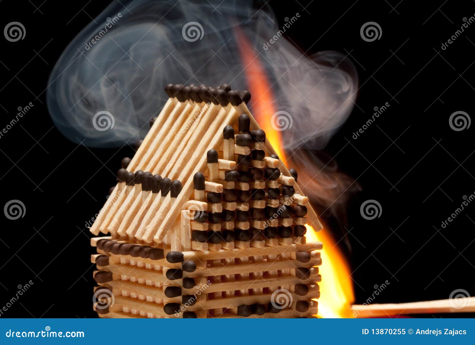 Casa en el fuego imagen de archivo. Imagen de casero - 13870255