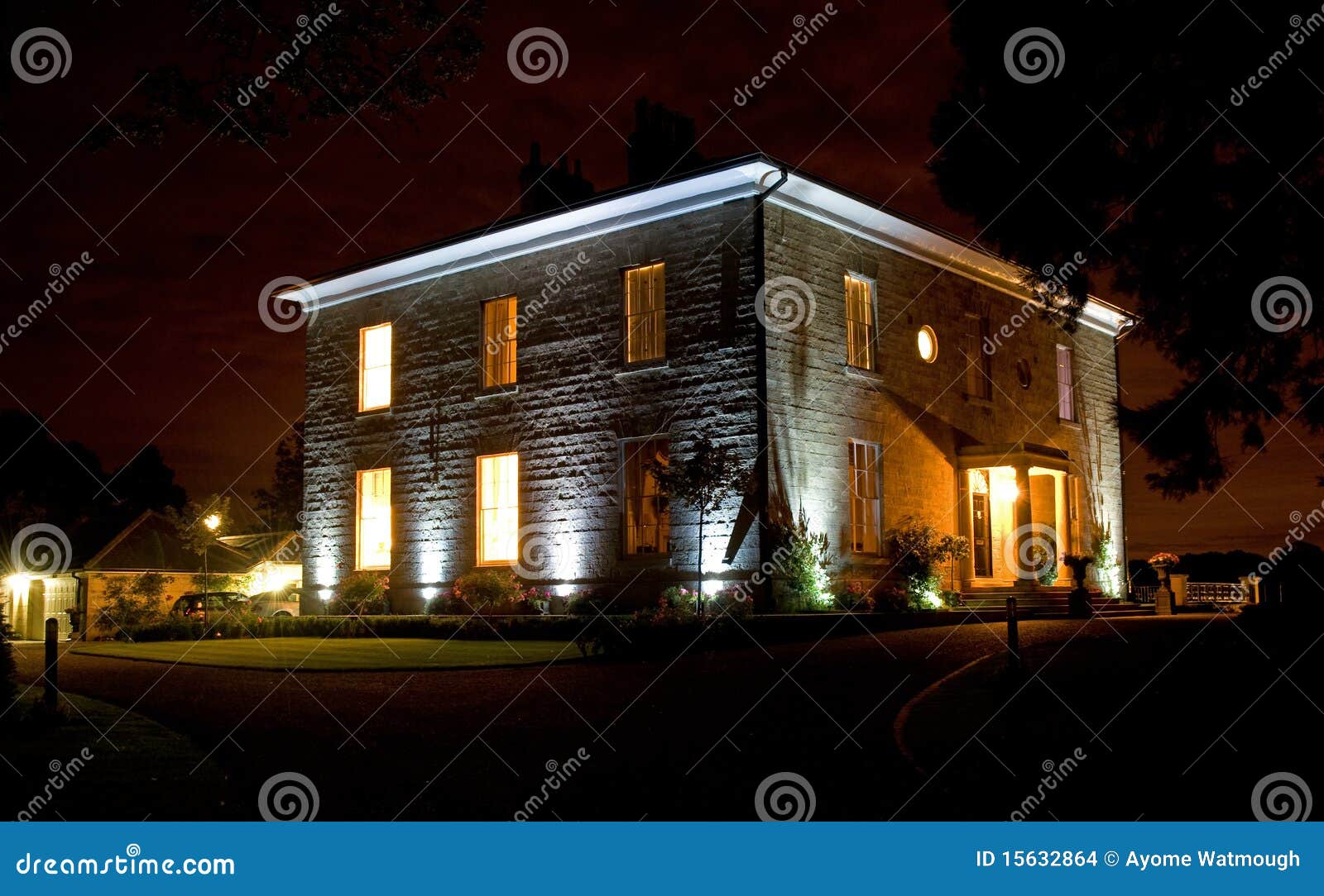 Casa En La Noche; Hogar Agradable. Foto de archivo - Imagen de césped ...