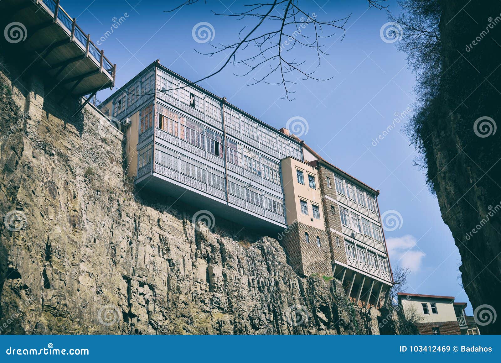 Casa en la roca imagen de archivo. Imagen de turismo - 103412469