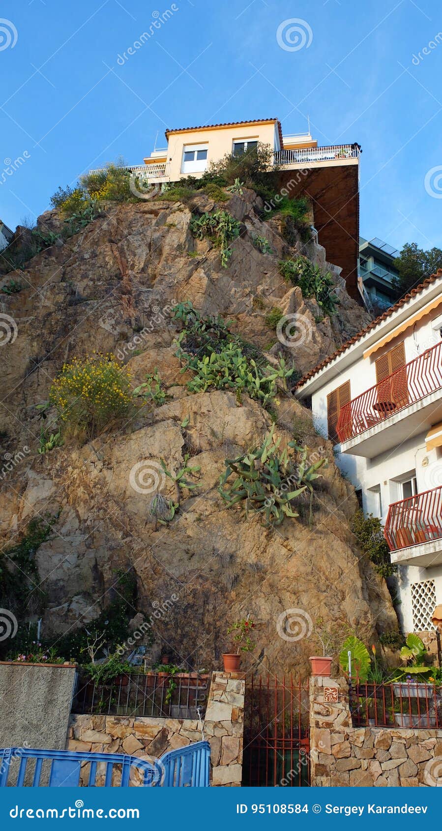 Casa en la roca foto de archivo. Imagen de roca, entrada - 95108584