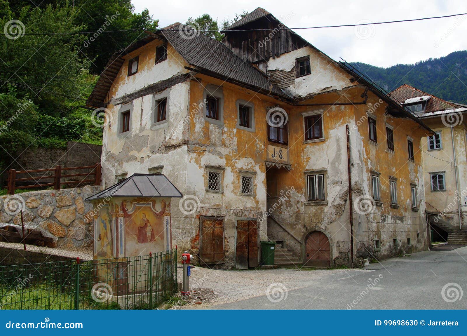 Casa en mal estado foto de archivo. Imagen de calle, casa - 99698630