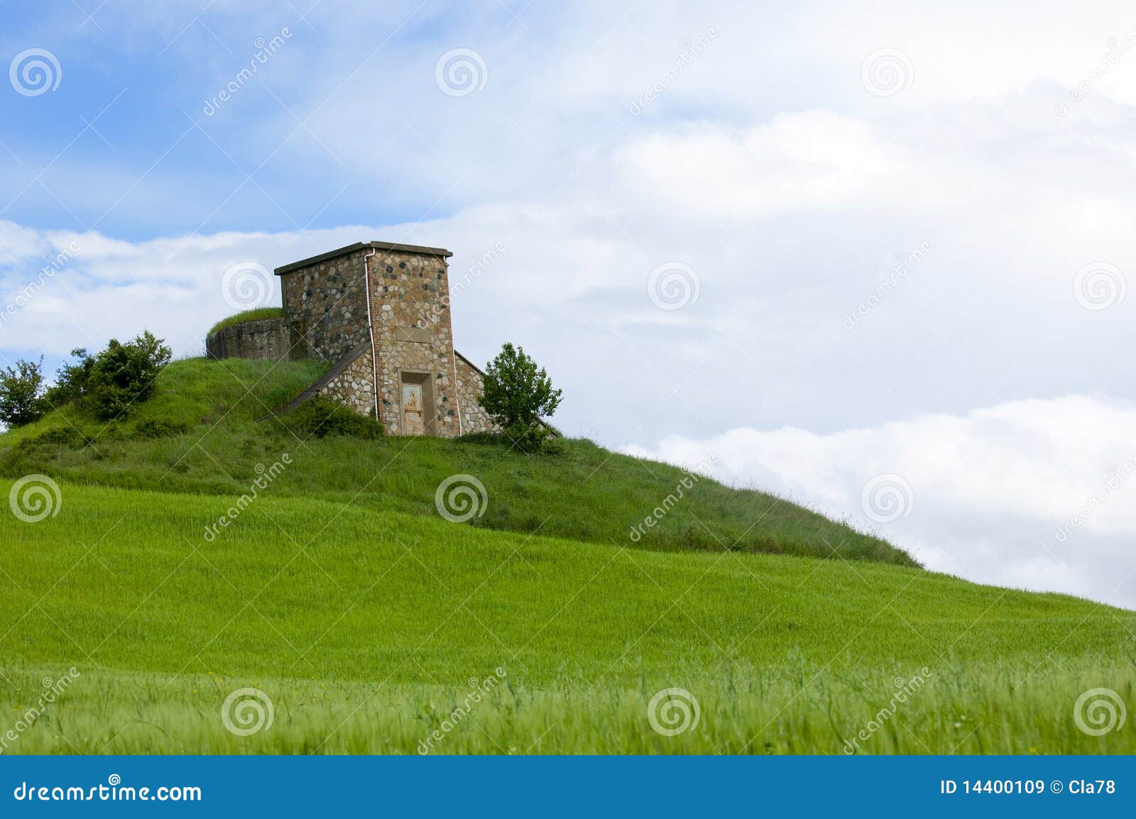 Casa en una colina imagen de archivo. Imagen de pista - 14400109