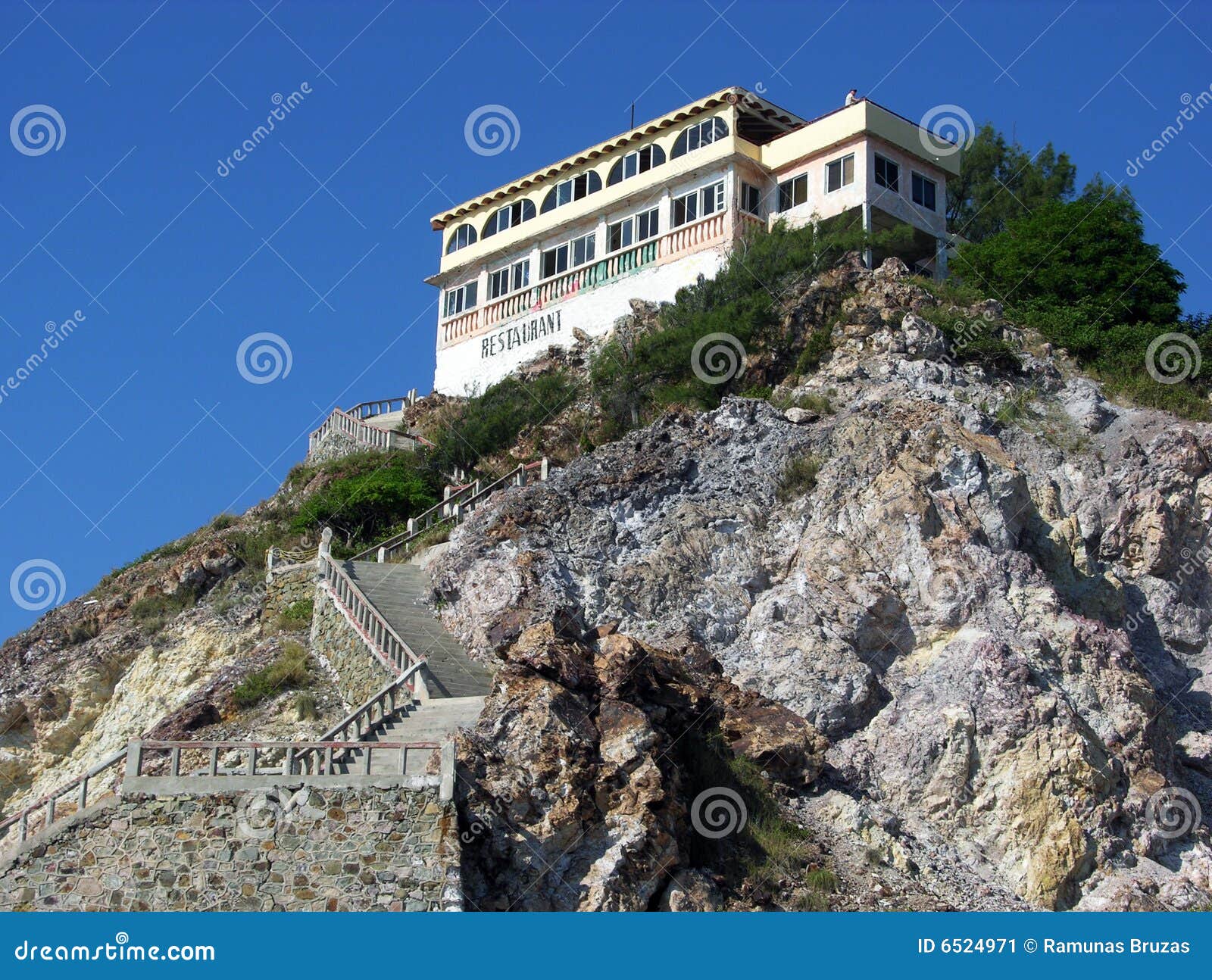 Casa en una roca imagen de archivo. Imagen de recorrido - 6524971