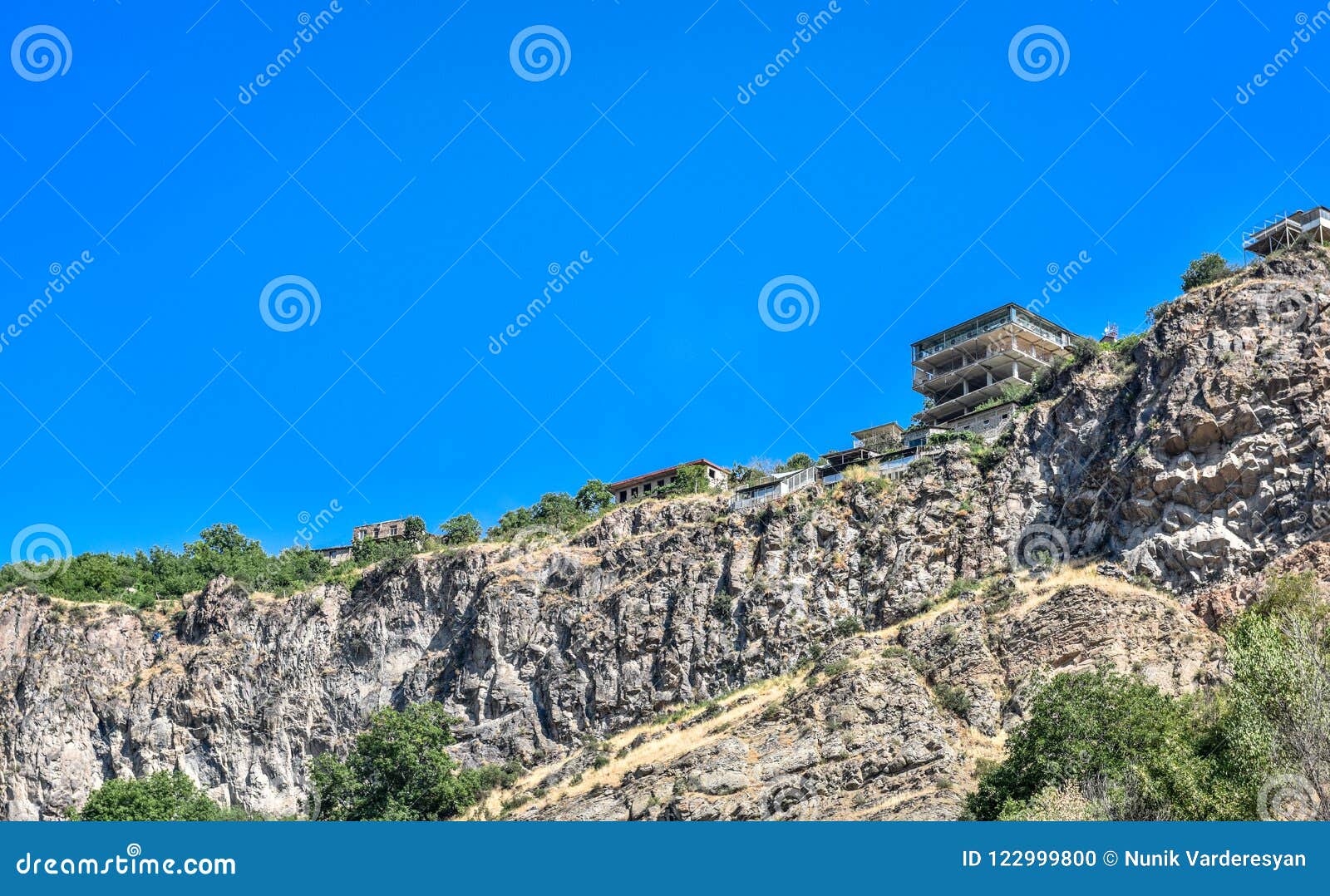 Casa En Una Roca En Armenia Imagen editorial - Imagen de tapa ...