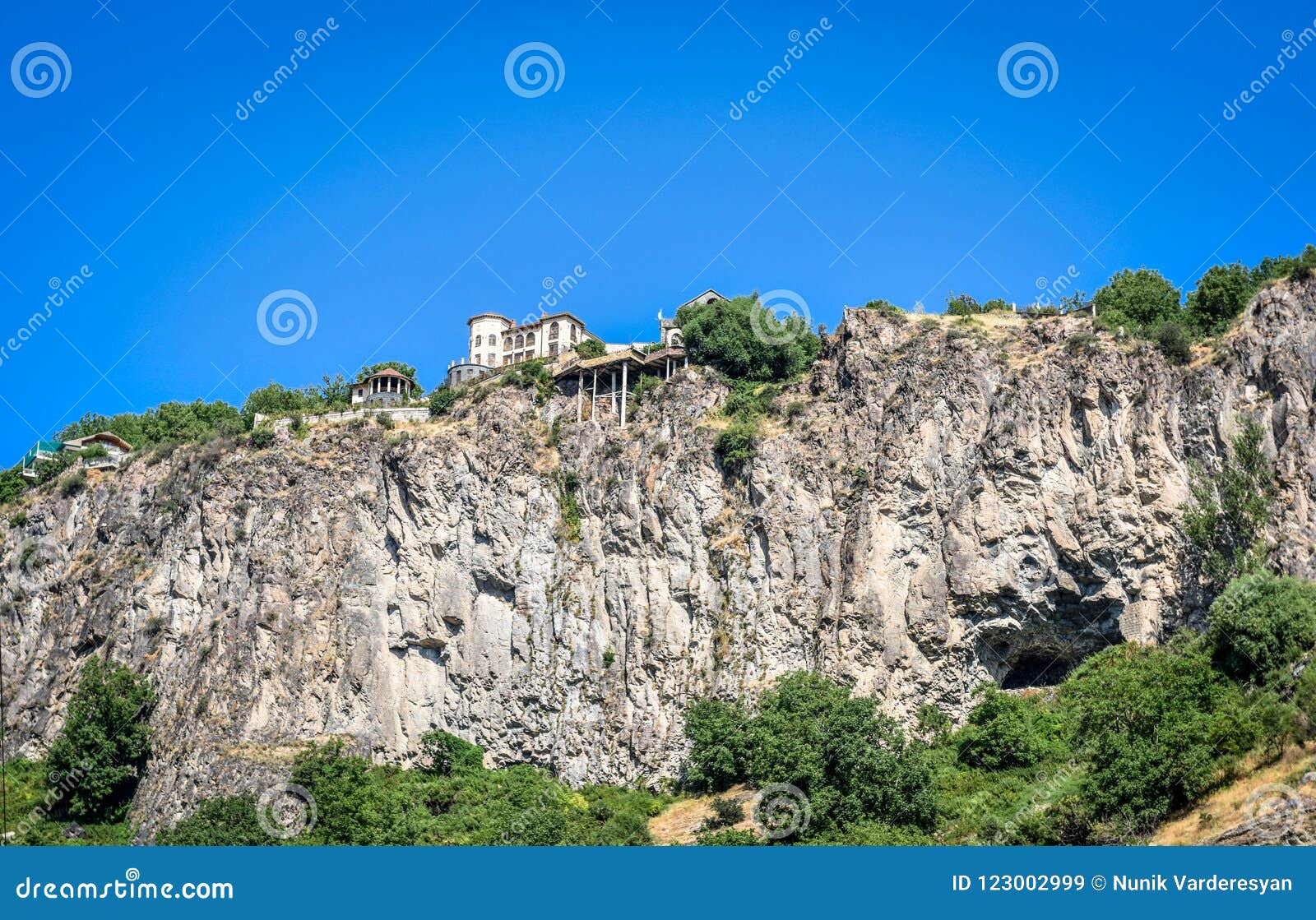 Casa En Una Roca En Armenia Imagen de archivo editorial - Imagen de ...