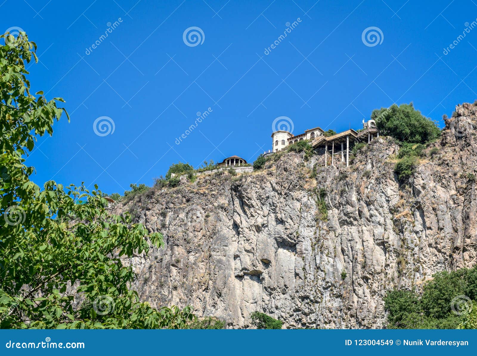 Casa En Una Roca En Armenia Imagen de archivo editorial - Imagen de ...