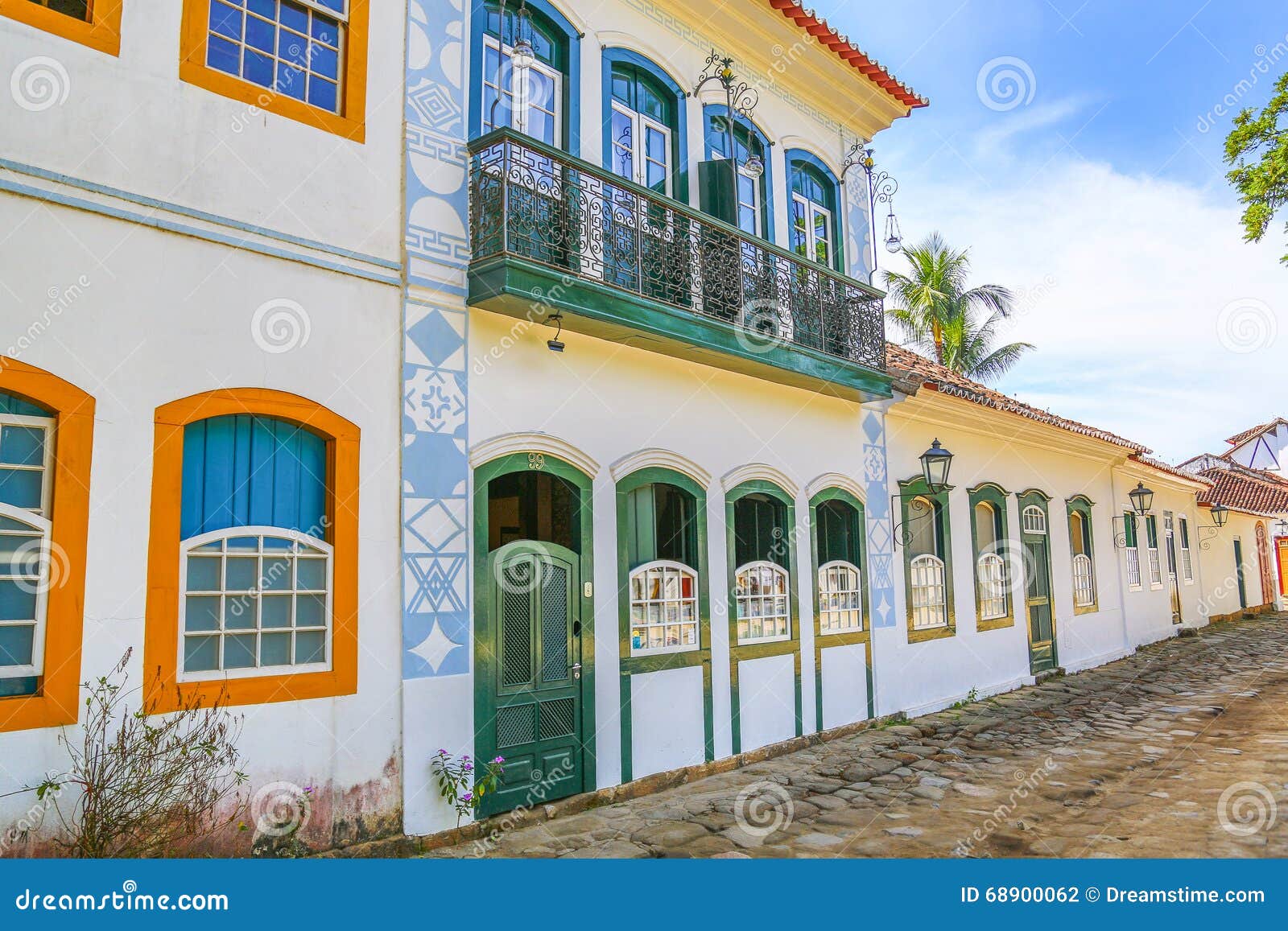 Casa Exterior Del Colonial De La Fachada Foto de archivo - Imagen de ...