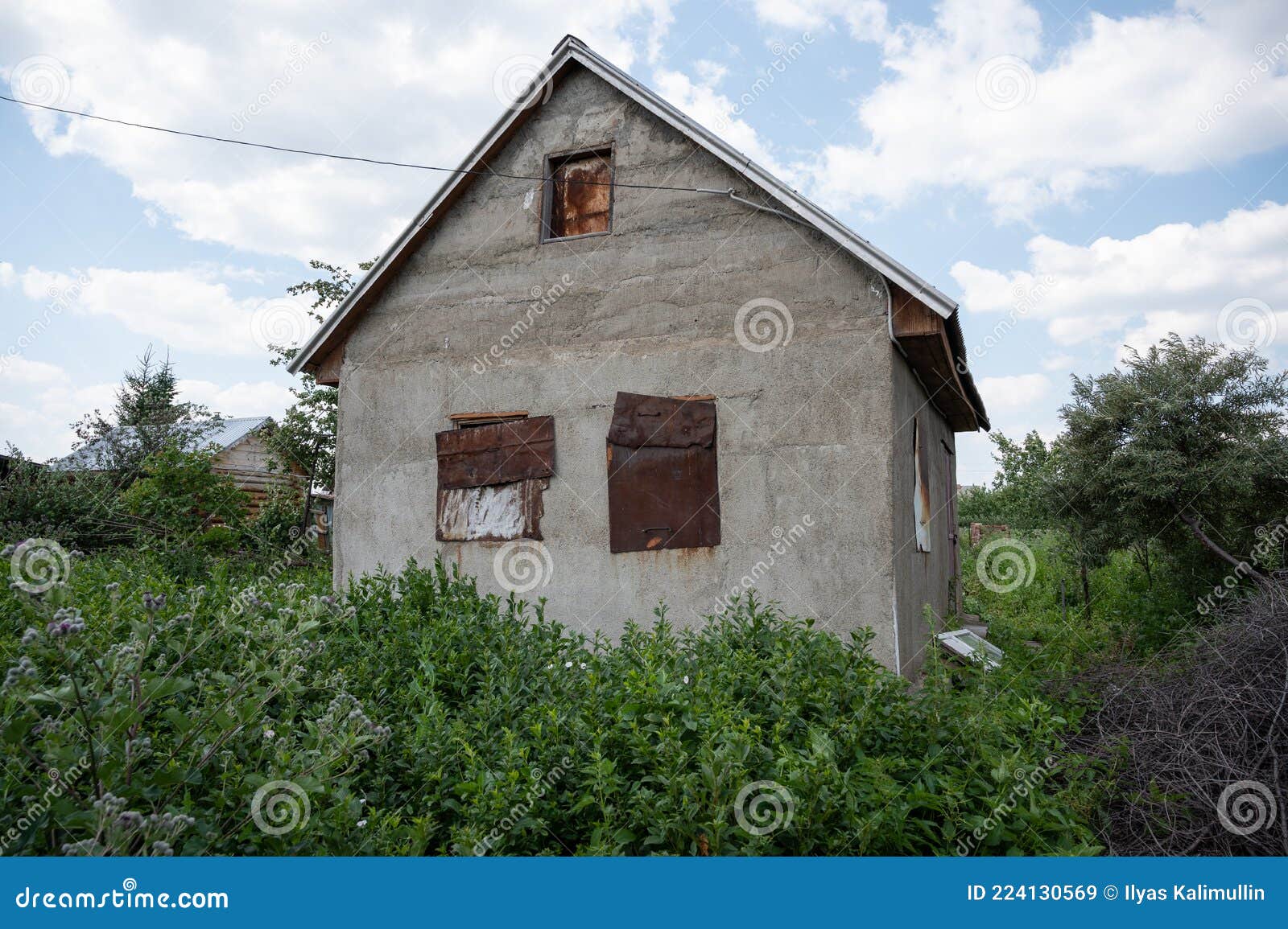 Casa Fea Con Dacha Abandonada Imagen de archivo - Imagen de viejo ...
