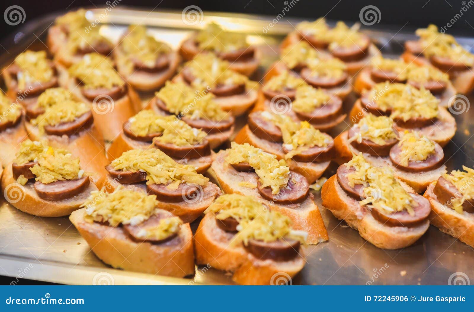 A Casa Fez a Canapes Aperitivos Pequenos Dos Sanduíches Foto de Stock ...