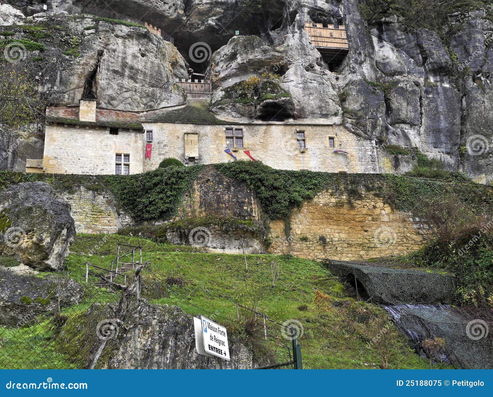 Casa fortificada imagem de stock. Imagem de medieval - 25188075