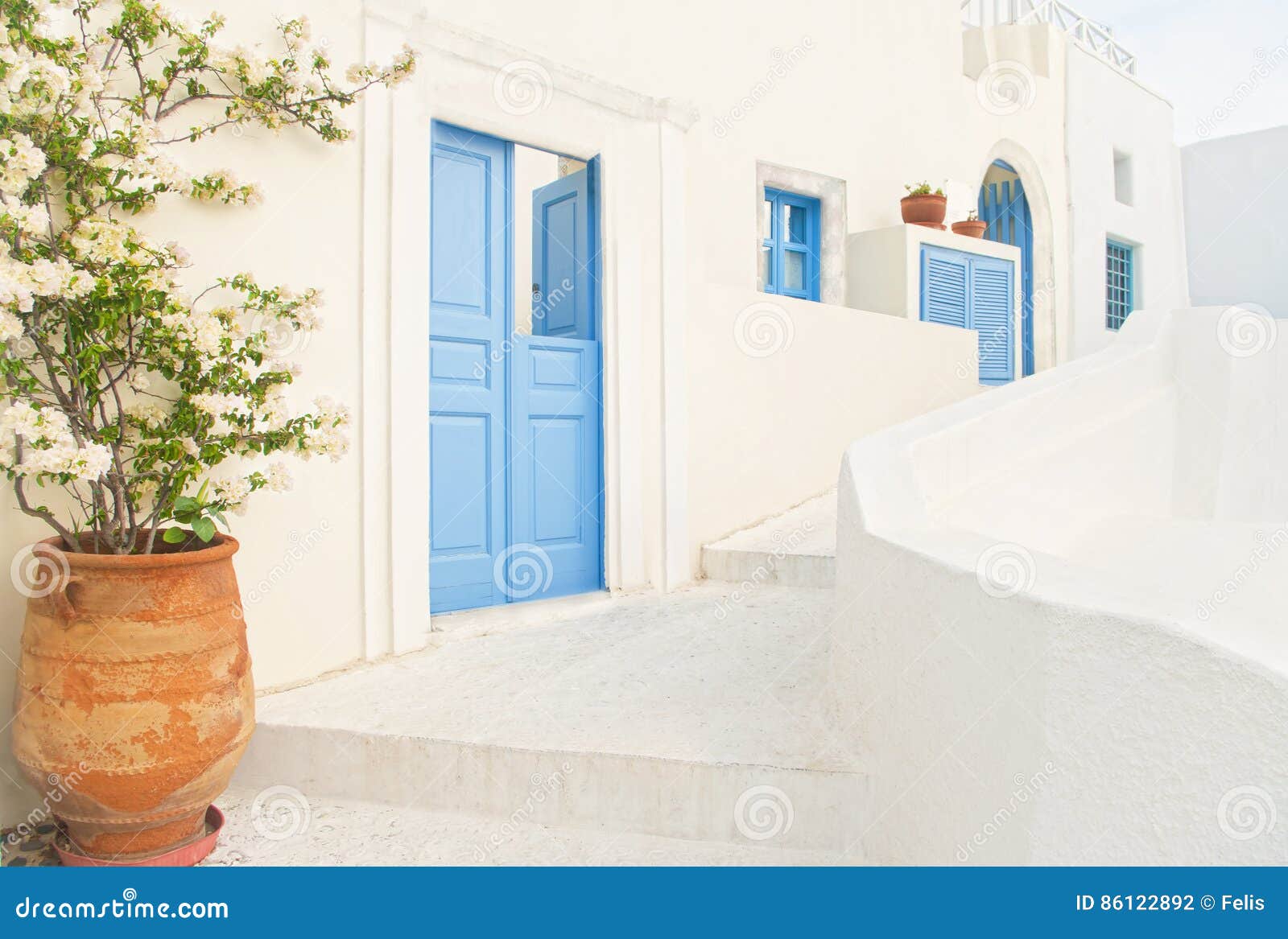 Casa Greca Bianca Con Il Vaso Blu Di Fiore E Della Porta Fotografia ...