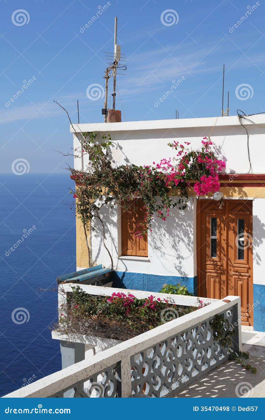 Casa Greca Tipica Su Una Scogliera Fotografia Stock - Immagine di cubi ...