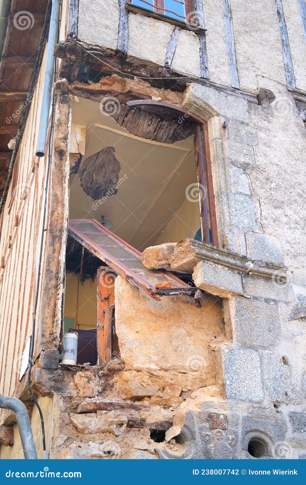 Casa inhabitable foto de archivo. Imagen de fachada - 238007742