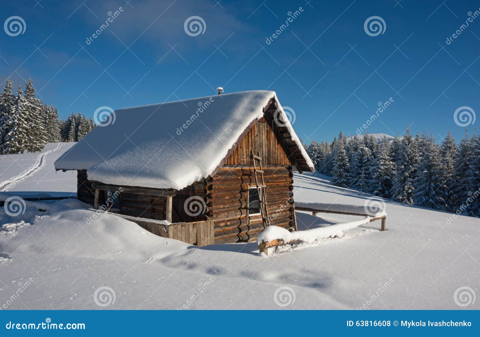 Casa innevata in montagne fotografia stock. Immagine di freddo - 63816608