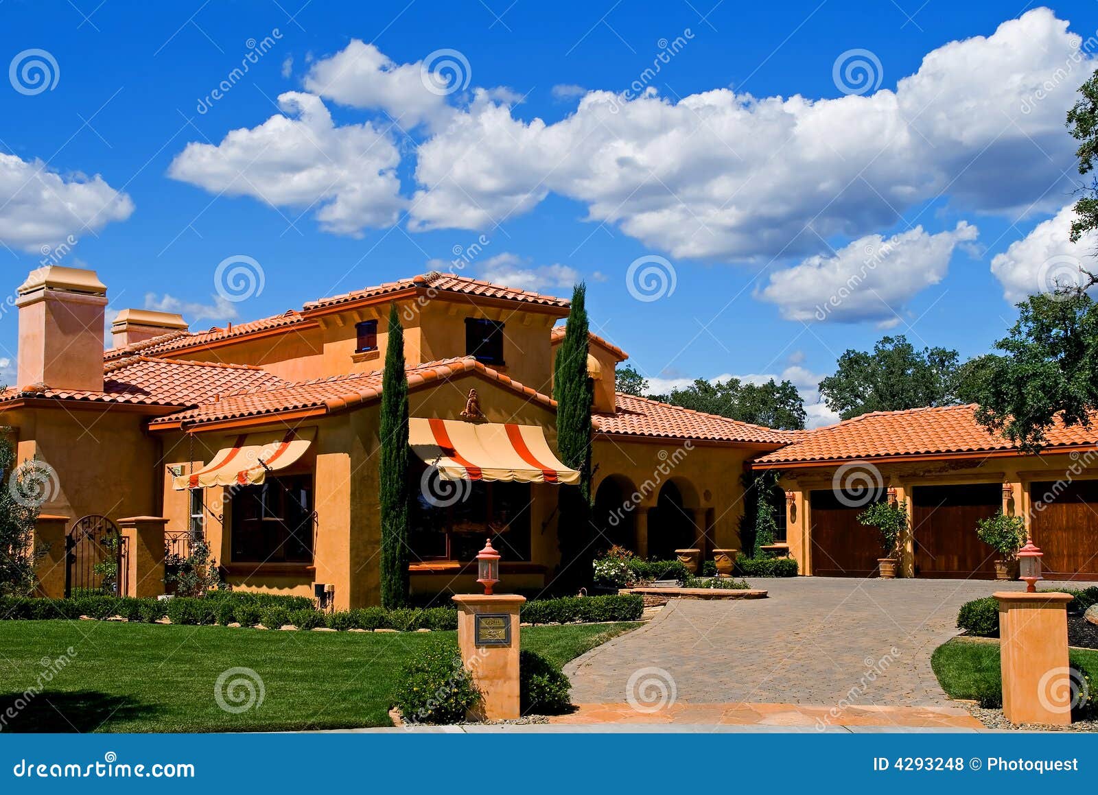 Casa italiana do estilo foto de stock. Imagem de arquitetura - 4293248