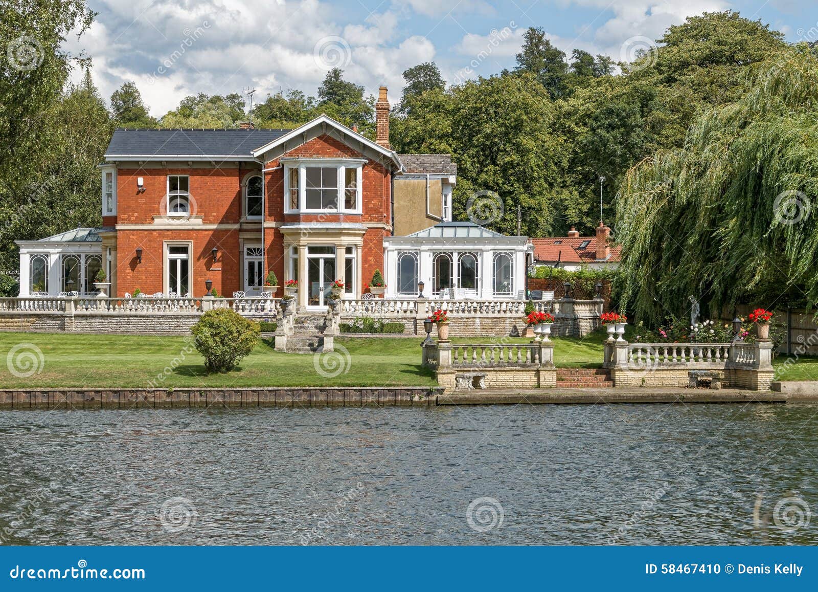 Casa luxuosa no rio Tamisa foto de stock. Imagem de tamisa - 58467410