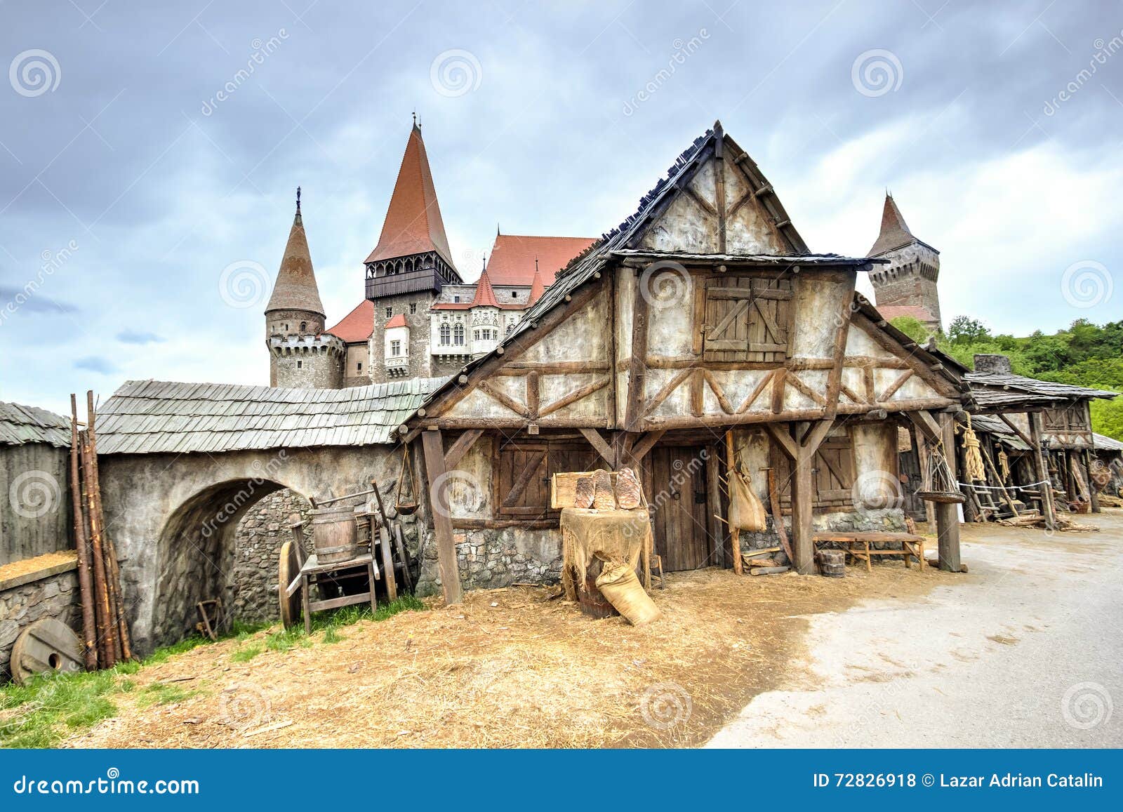 Casa medieval foto de archivo. Imagen de castillo, cielo - 72826918