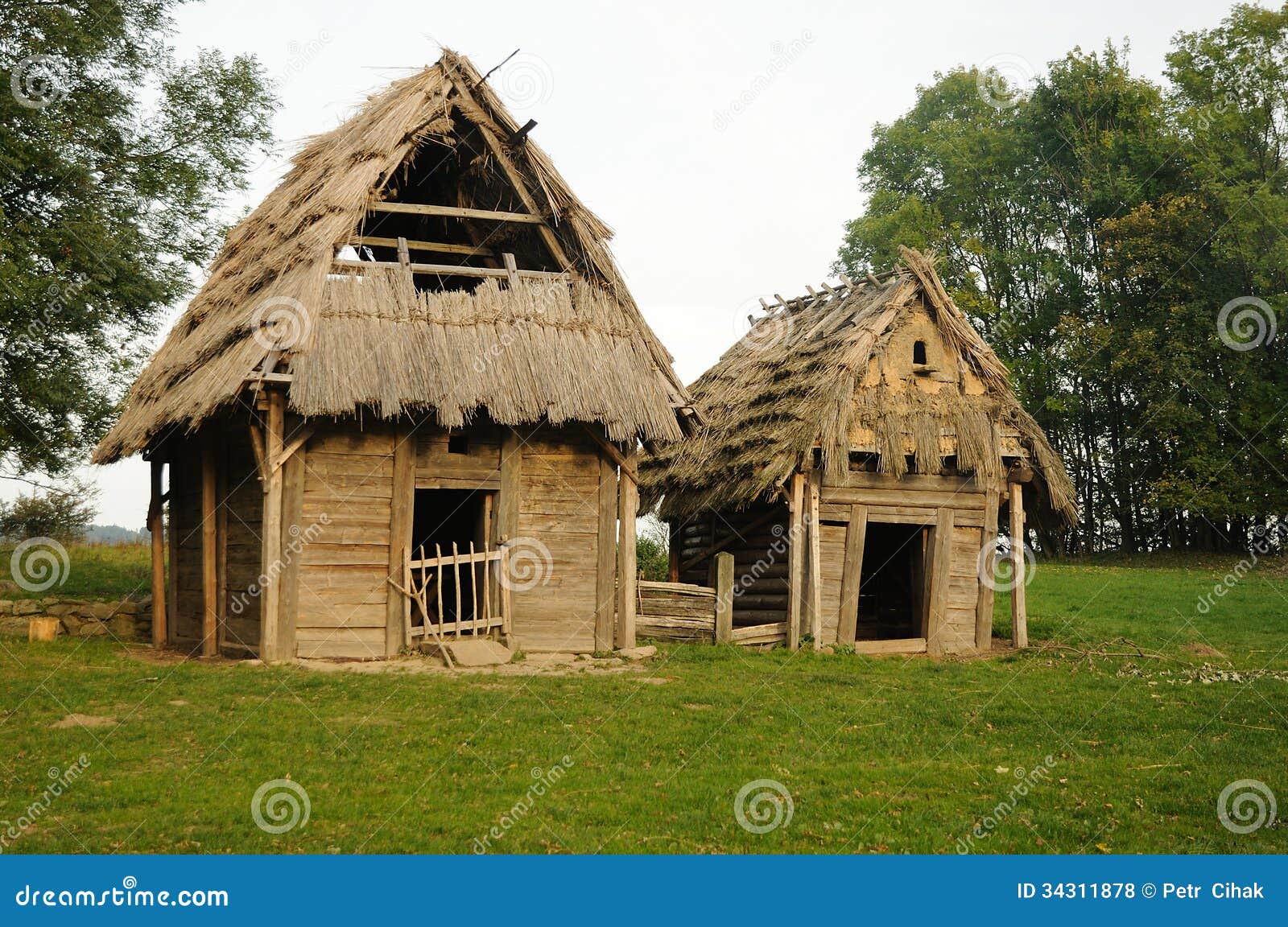Casa Medieval Con El Establo Foto de archivo - Imagen de medio, sitio ...