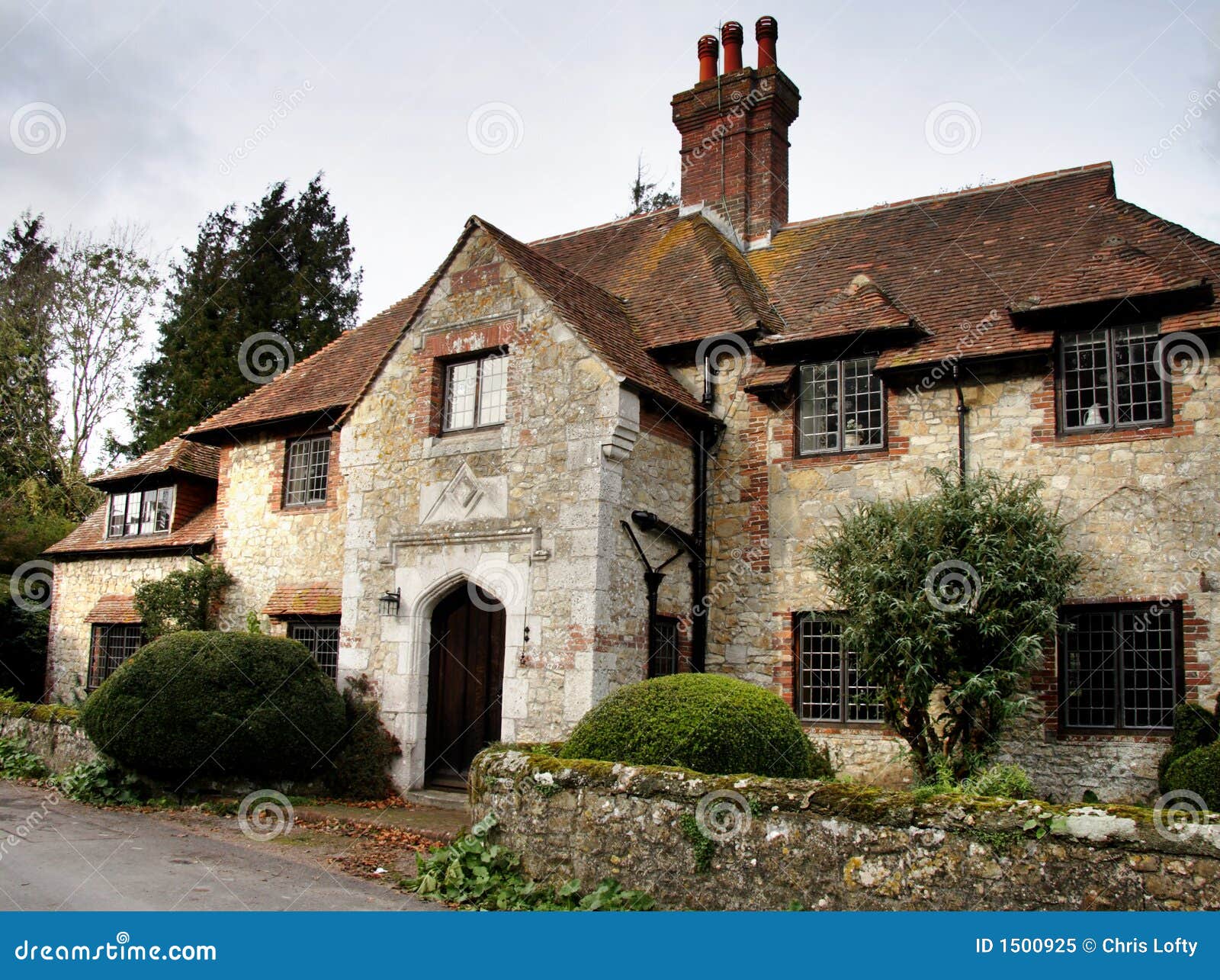 Casa medieval da vila imagem de stock. Imagem de janelas - 1500925