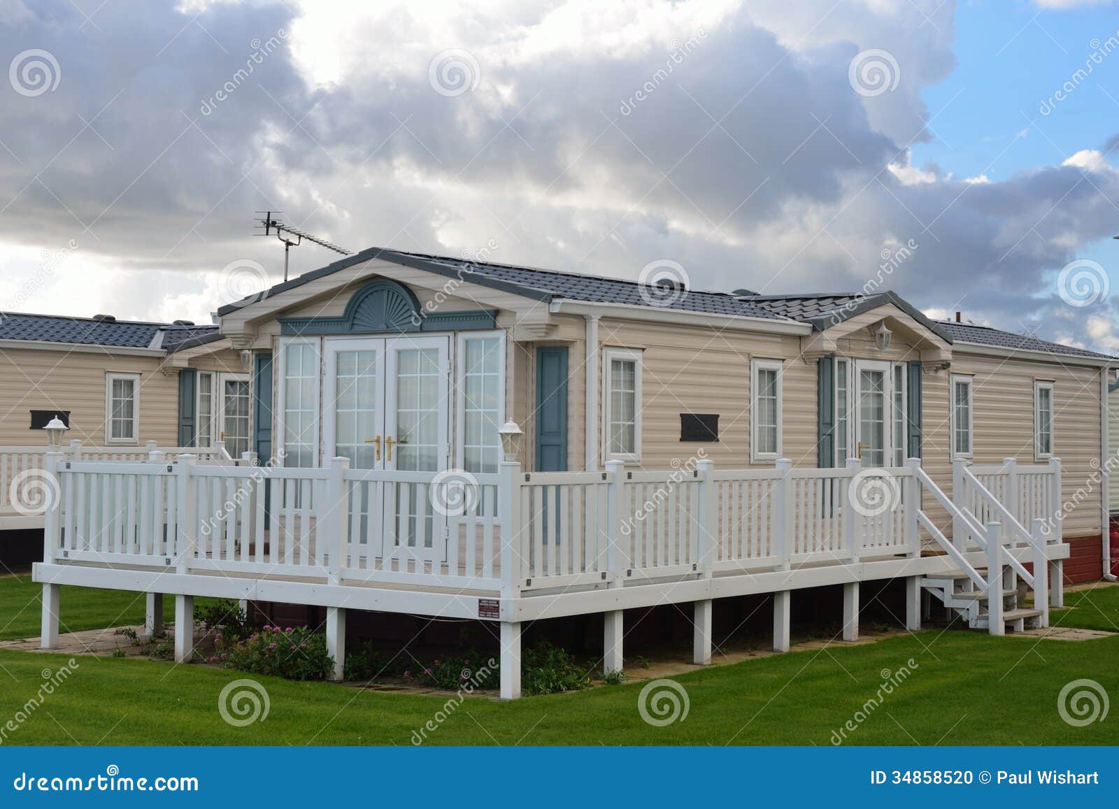 Casa mobile moderna fotografia stock. Immagine di festa - 34858520
