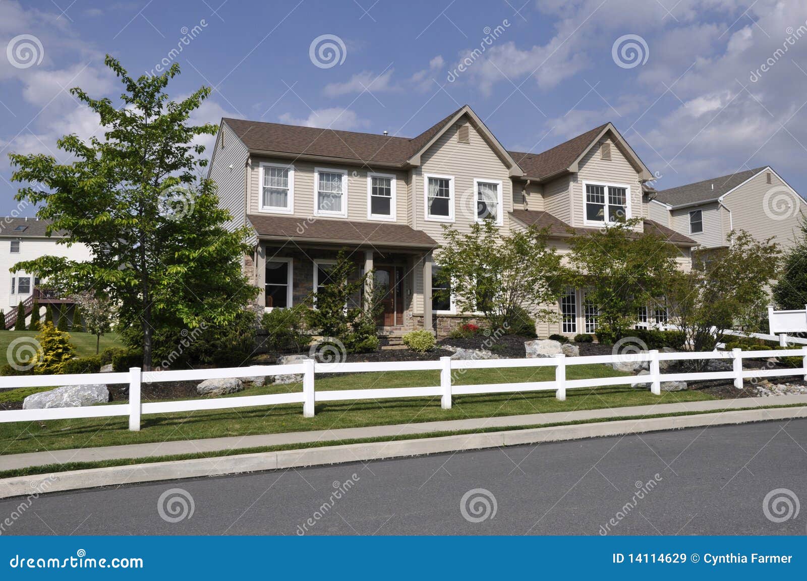 Casa moderna imagen de archivo. Imagen de yarda, suburbio - 14114629