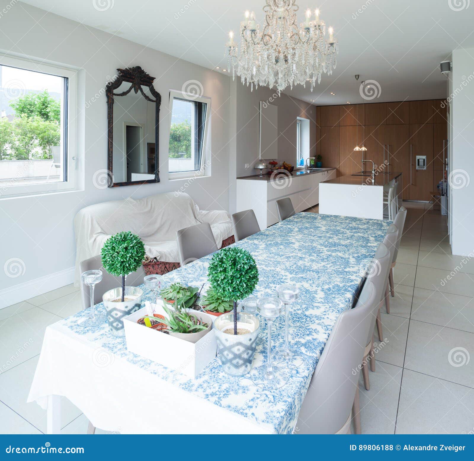 Casa moderna, comedor foto de archivo. Imagen de casero - 89806188