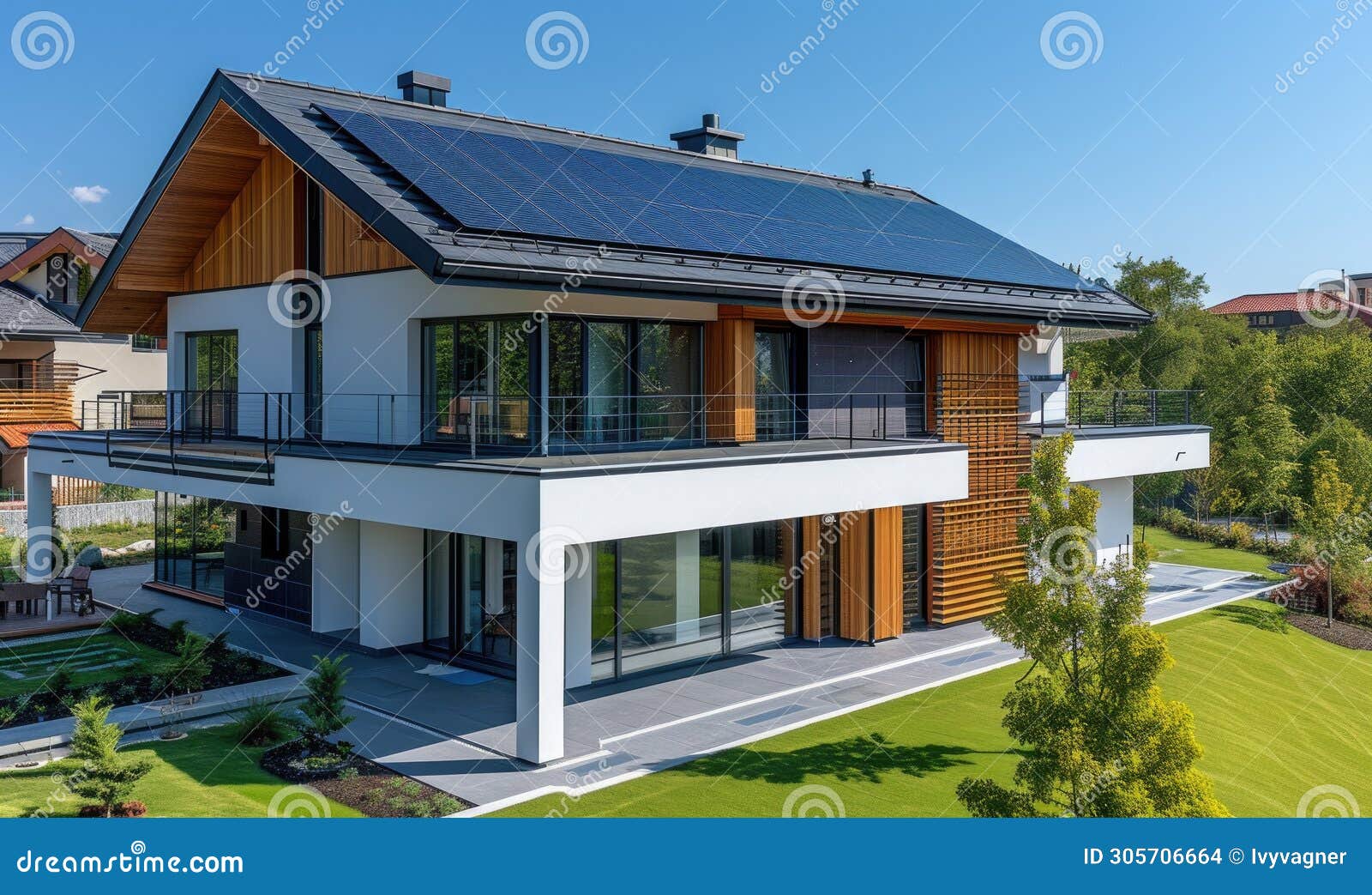 Casa Moderna Con Paneles Solares Instalados En El Techo. Casa Moderna ...