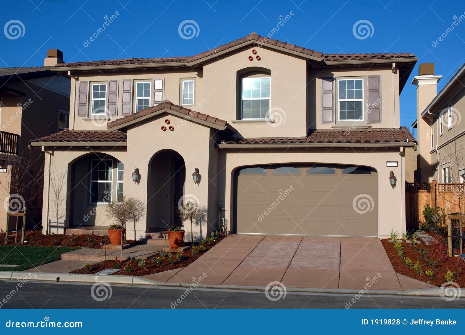 Casa moderna de California foto de archivo. Imagen de pared - 1919828