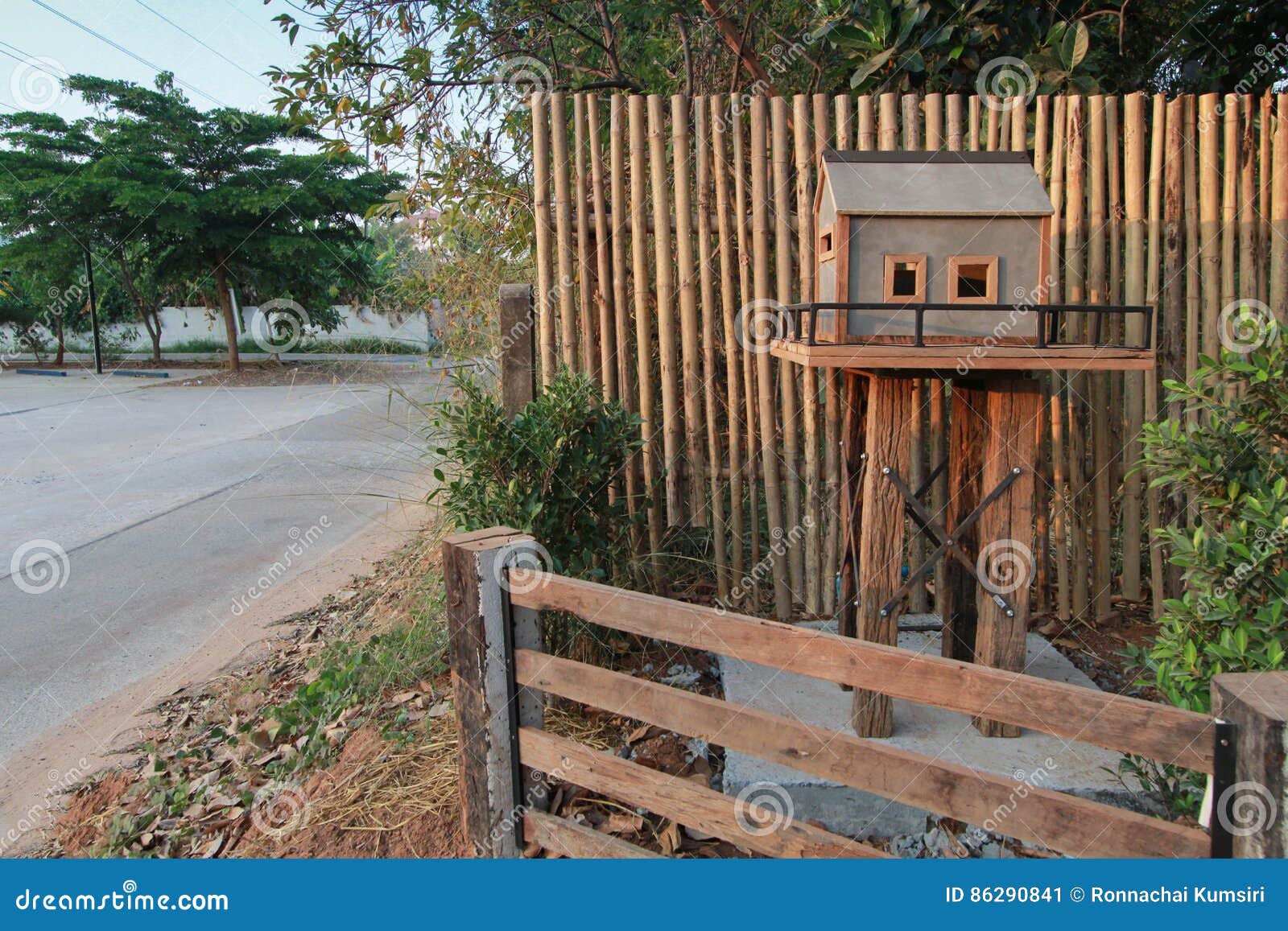 Casa moderna del alcohol imagen de archivo. Imagen de crea - 86290841