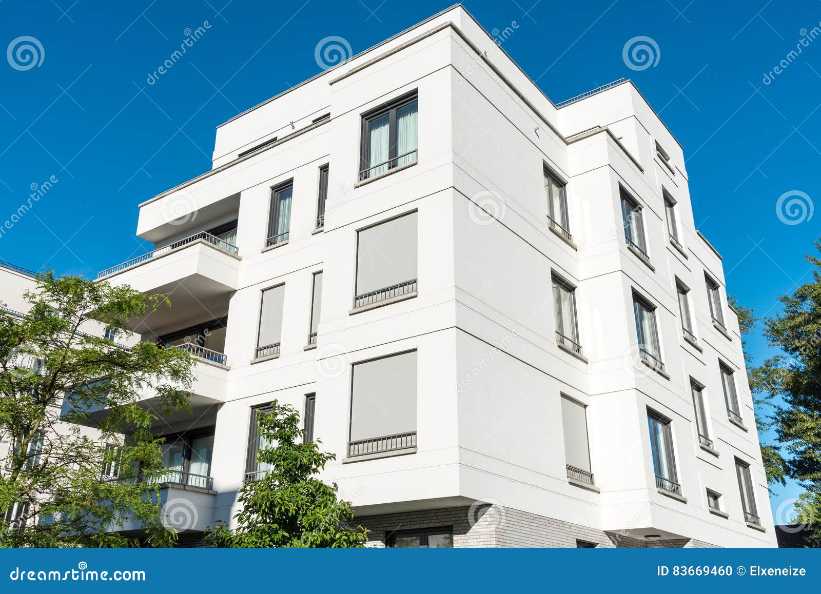 Casa Multifamiliar Moderna Blanca Foto de archivo - Imagen de ...