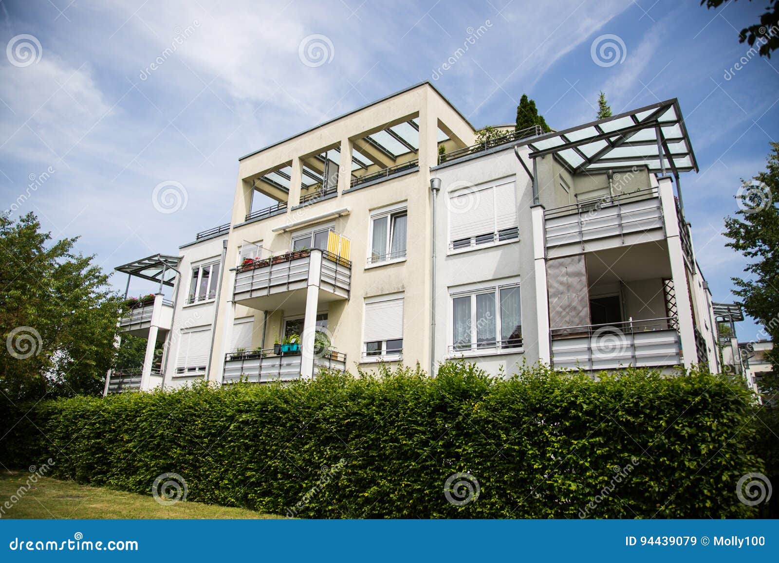 Casa Multifamiliar Moderna Con Zona Verde Imagen de archivo - Imagen de ...