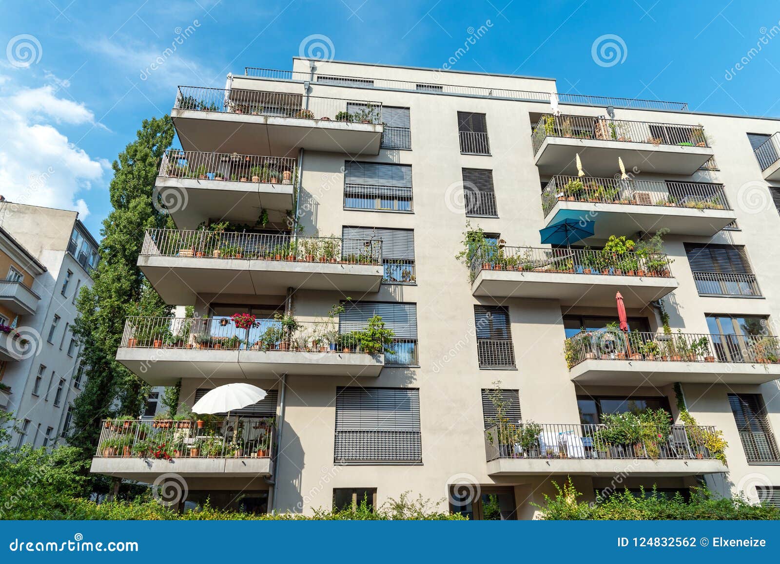 Casa Multifamiliar Moderna Gris Con Los Balcones Foto de archivo - Imagen de bloque, asoleado ...