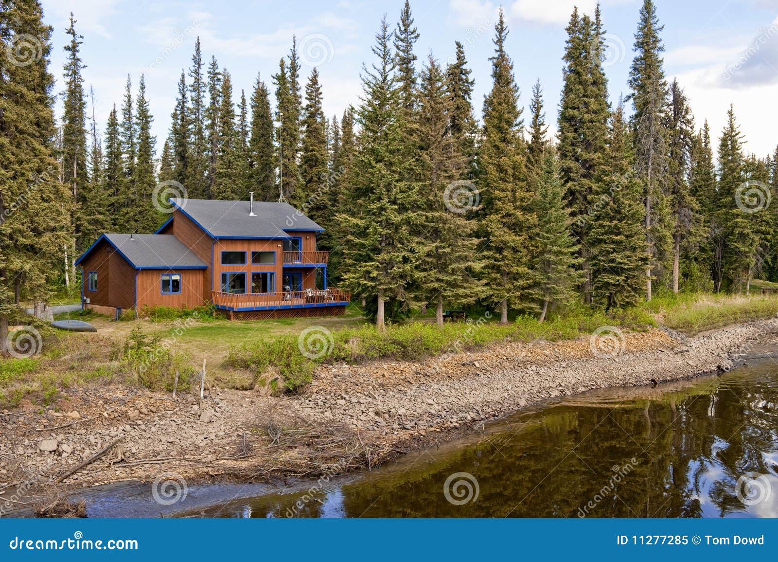 Casa na floresta pelo rio imagem de stock. Imagem de refletir - 11277285