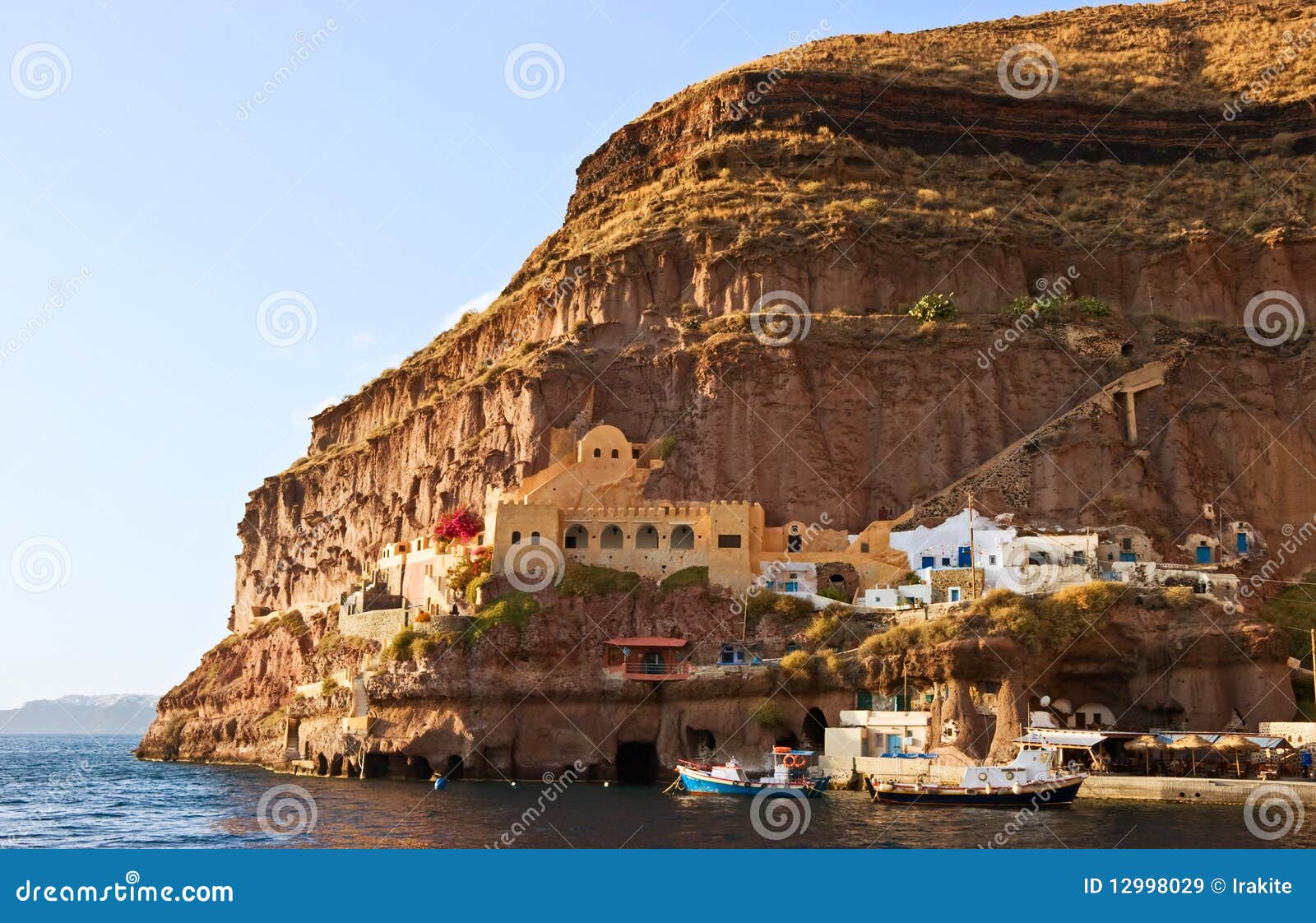 Casa na rocha imagem de stock. Imagem de caldeira, borda - 12998029