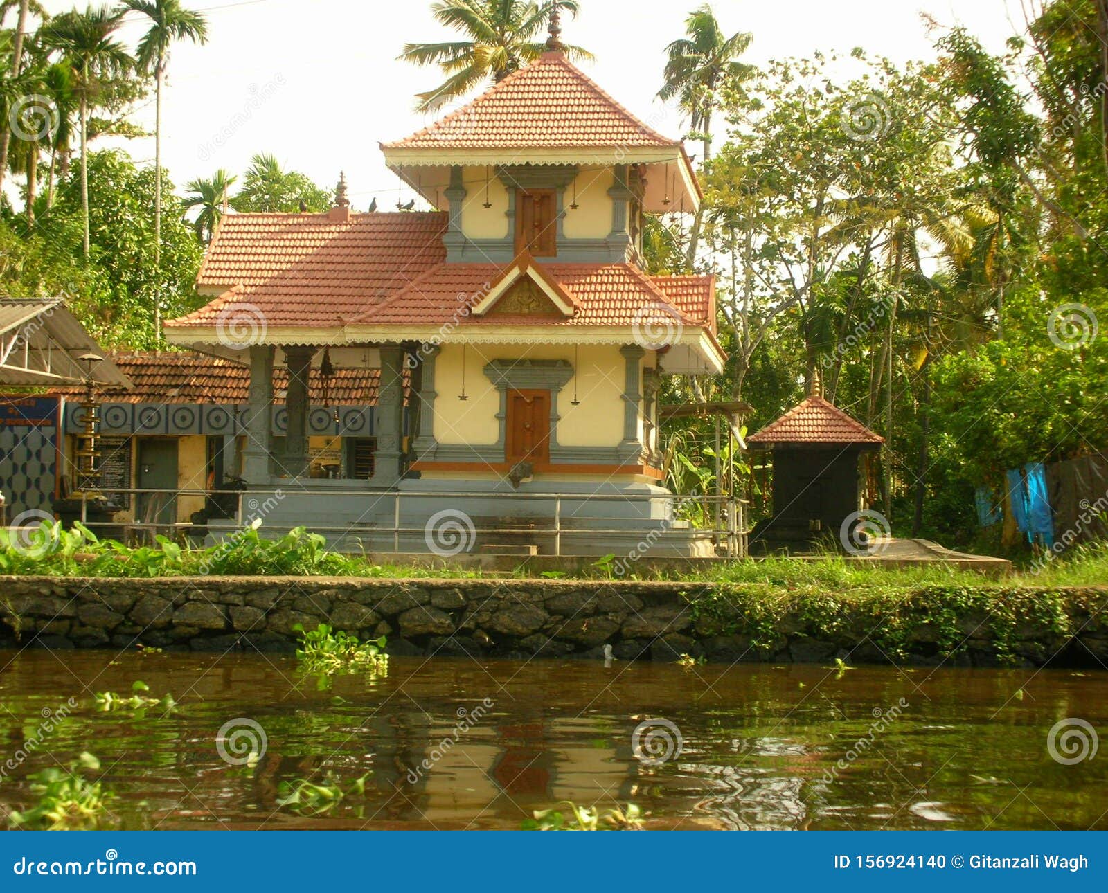 Casa Normal Con Arquitectura Tradicional Foto de archivo - Imagen de ...