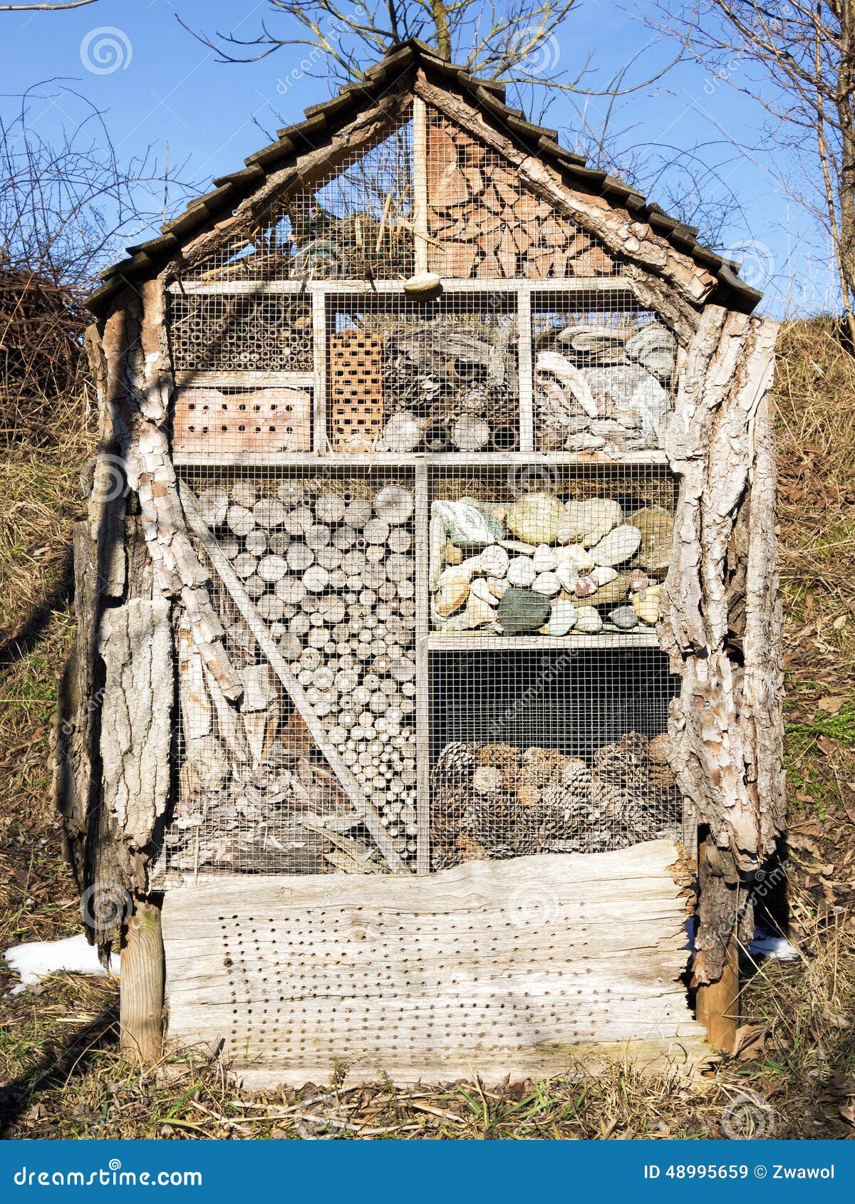 Casa para los insectos imagen de archivo. Imagen de ayuda - 48995659