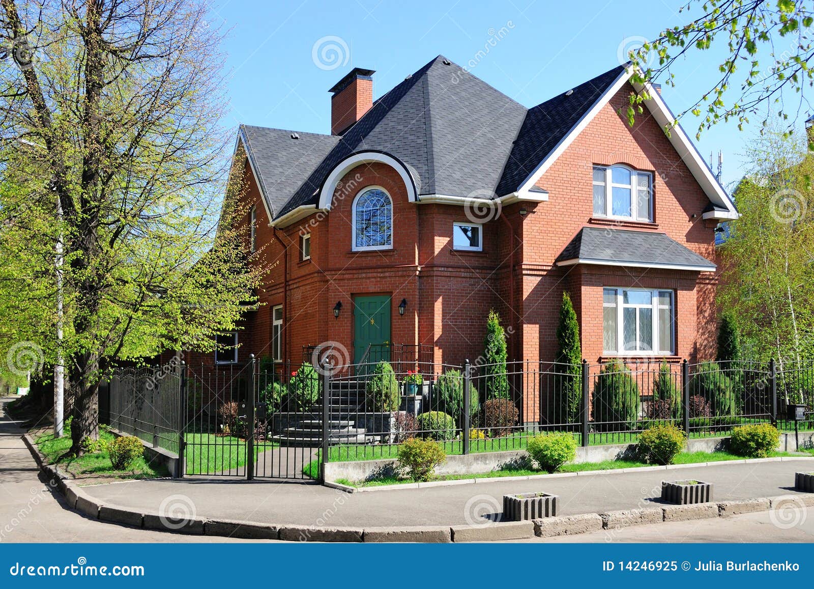 Casa privada imagen de archivo. Imagen de césped, edificio - 14246925