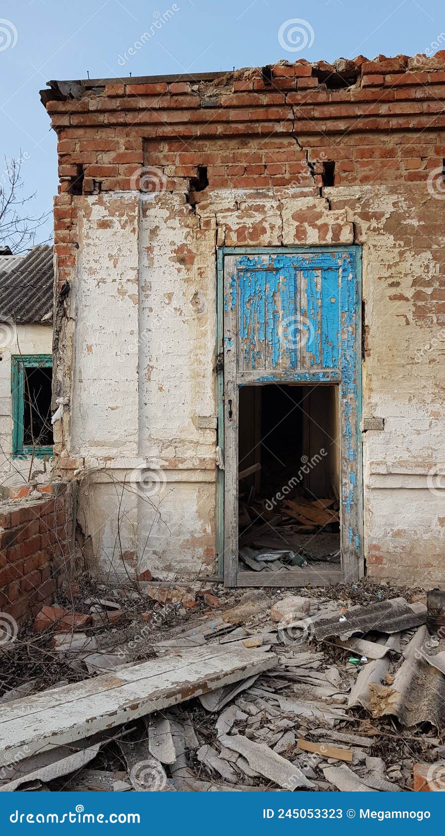 Casa Quebrada Abandonada Com Tinta Shabby Na Porta Quebrada E Na Parede Imagem de Stock - Imagem ...