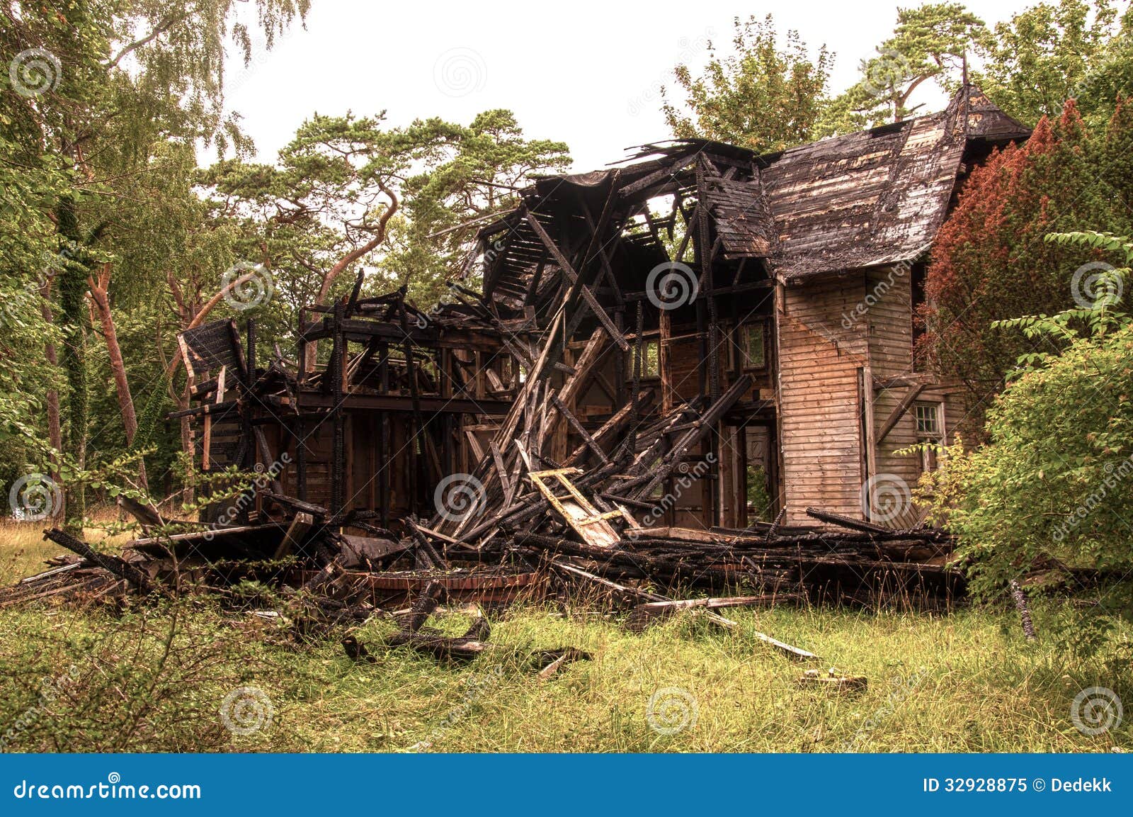 Casa quemada imagen de archivo. Imagen de viejo, estructura - 32928875