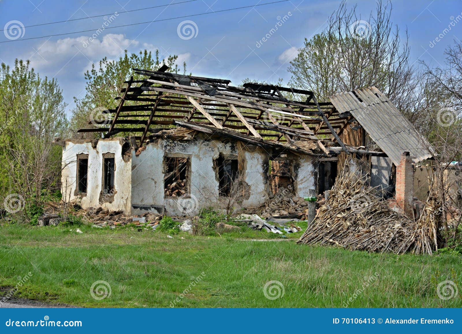 Casa Quemada Vieja En El Pueblo Imagen de archivo - Imagen de antiguo ...