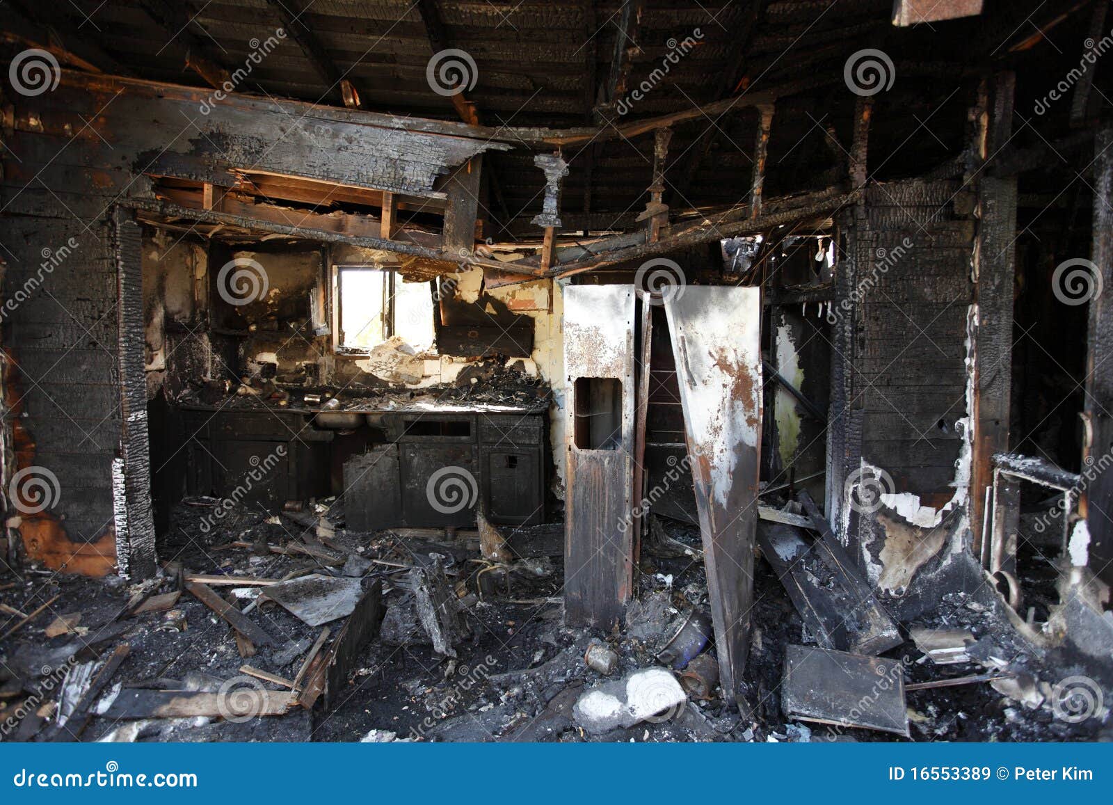 Casa quemada y abandonada imagen de archivo. Imagen de casero - 16553389