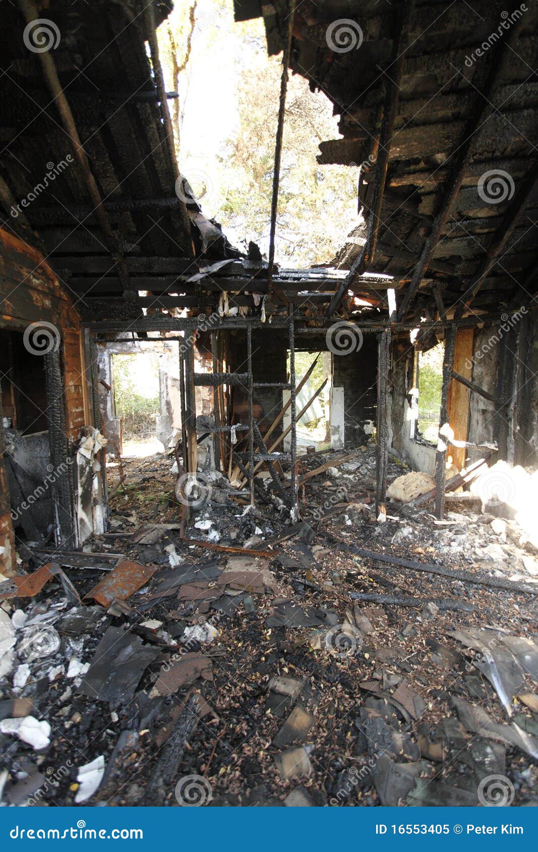 Casa quemada y abandonada imagen de archivo. Imagen de fuego - 16553405