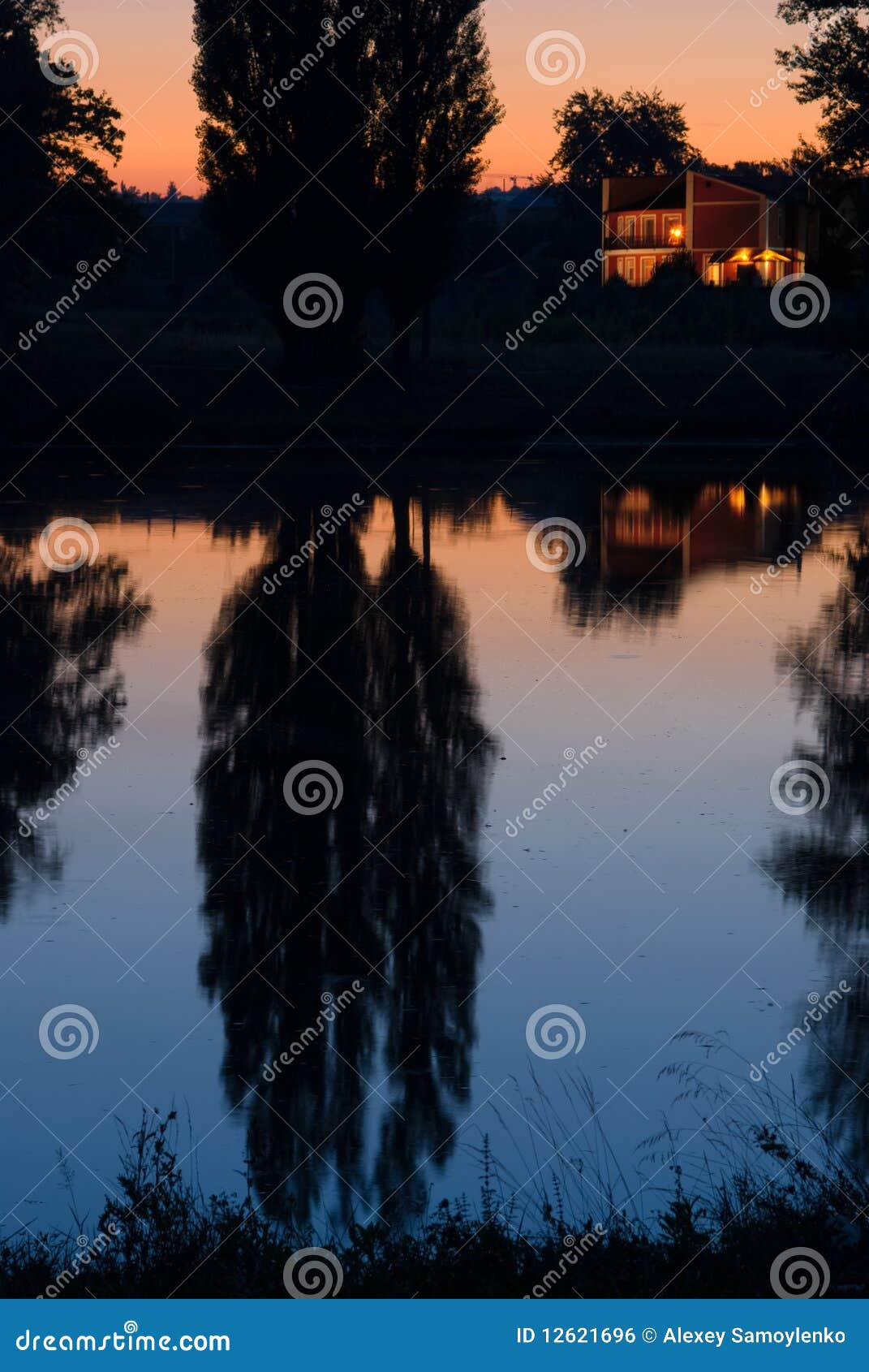 Casa residencial foto de archivo. Imagen de paisaje, hierba - 12621696