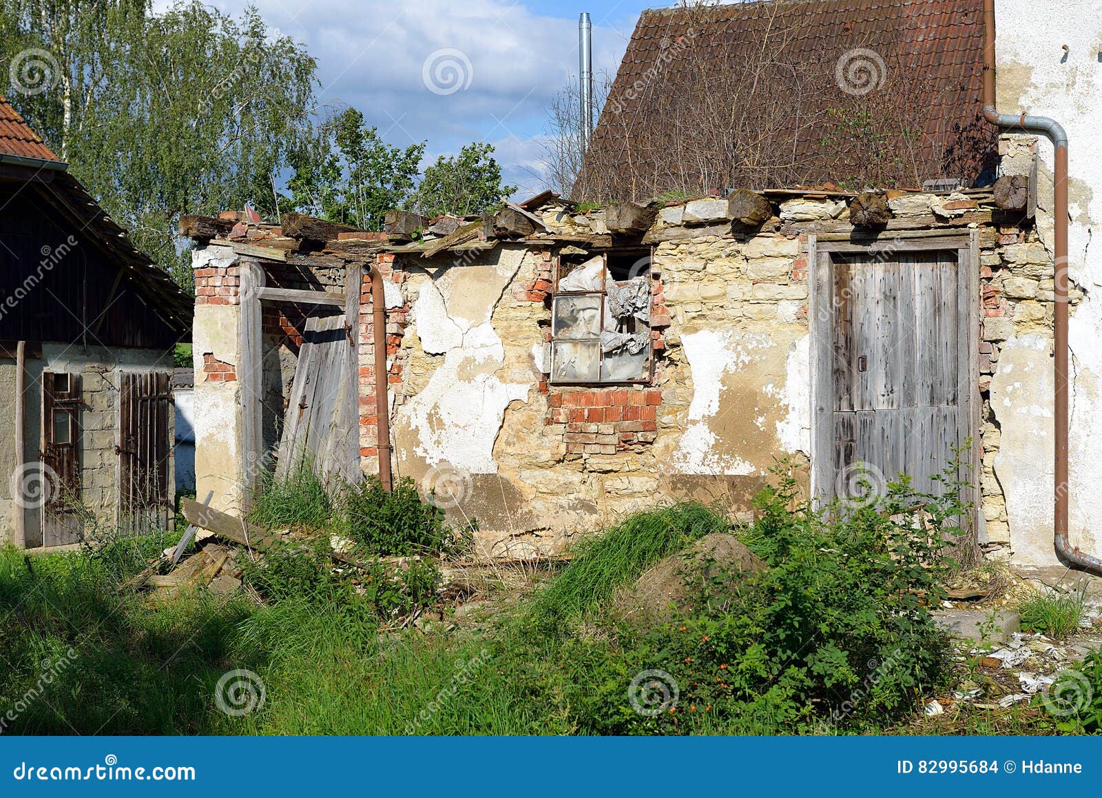 Casa rota vieja foto de archivo. Imagen de casa, viejo - 82995684