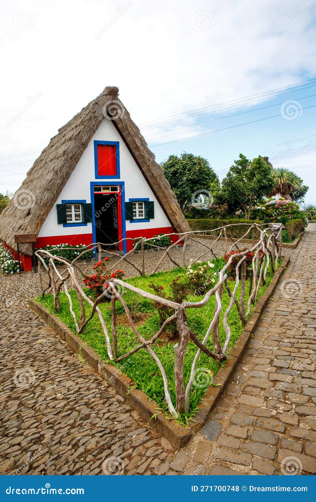 Casa Rural Triangular Tradicional En La Isla De Madeira Portugal Foto ...