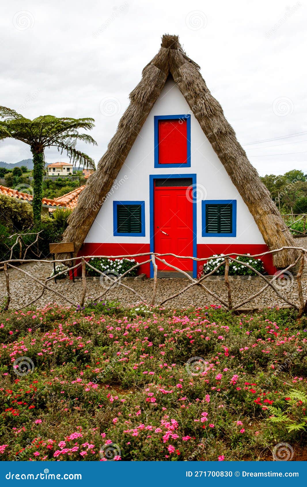 Casa Rural Triangular Tradicional En La Isla De Madeira Portugal Foto ...